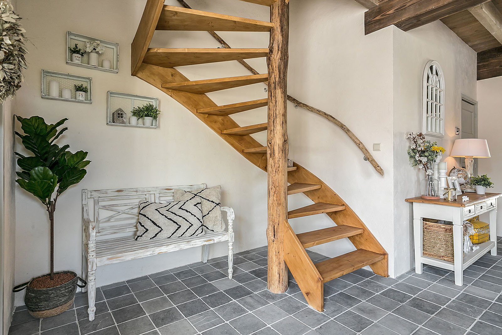 Houten trap met boomstam als spil | TrapDirect.nl