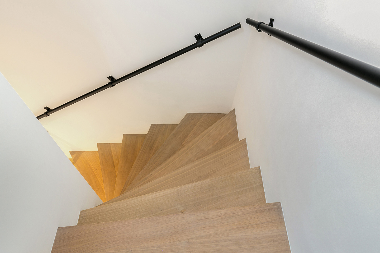 De trappenmaker voor nieuwe houten trappen optioneel met trapgat maken