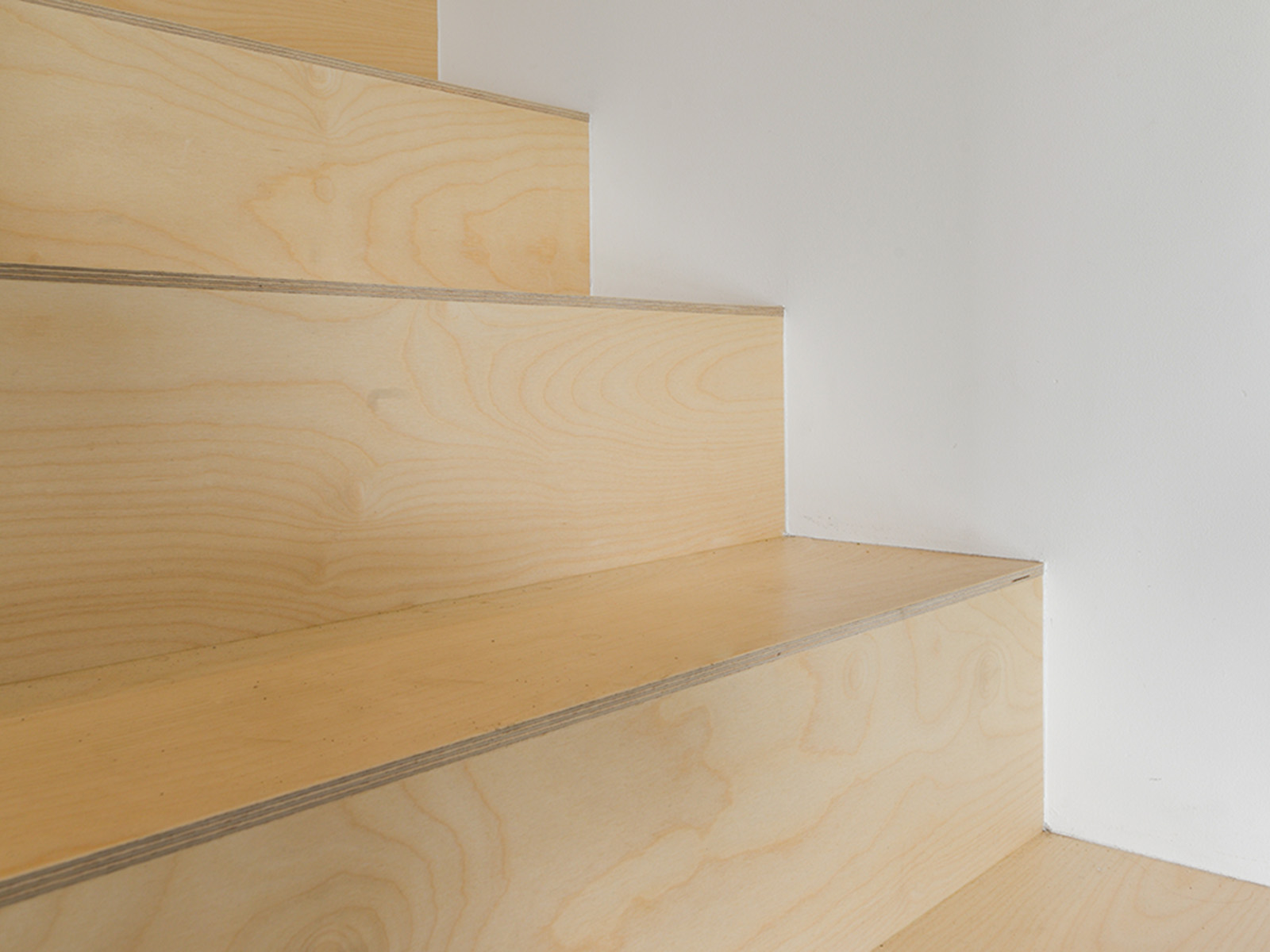 De trappenmaker voor nieuwe houten trappen optioneel met trapgat maken
