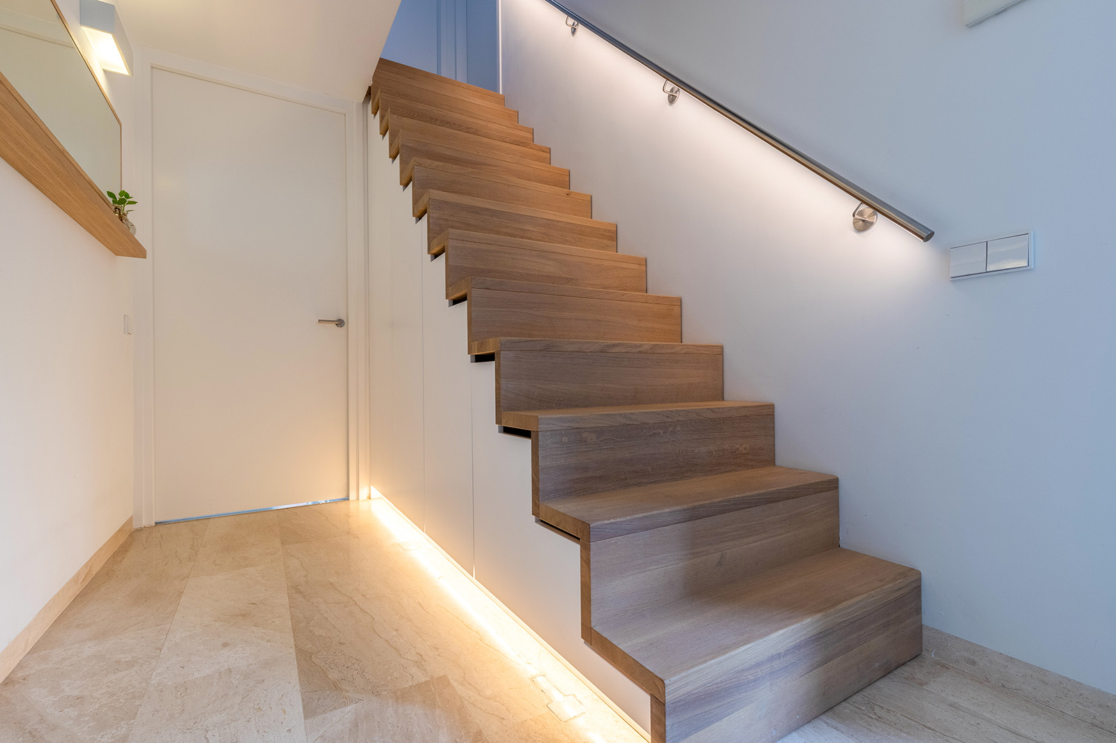 De trappenmaker voor nieuwe houten trappen optioneel met trapgat maken