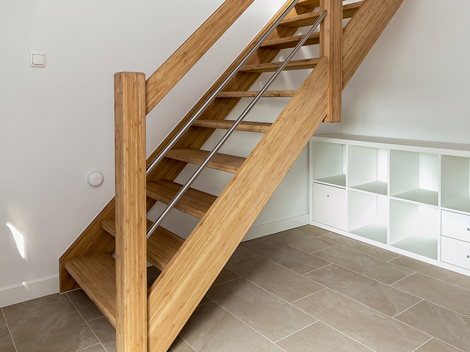 De trappenmaker voor nieuwe houten trappen optioneel met trapgat maken