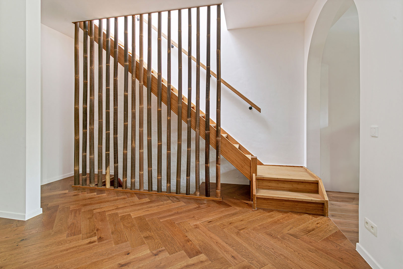 De trappenmaker voor nieuwe houten trappen optioneel met trapgat maken