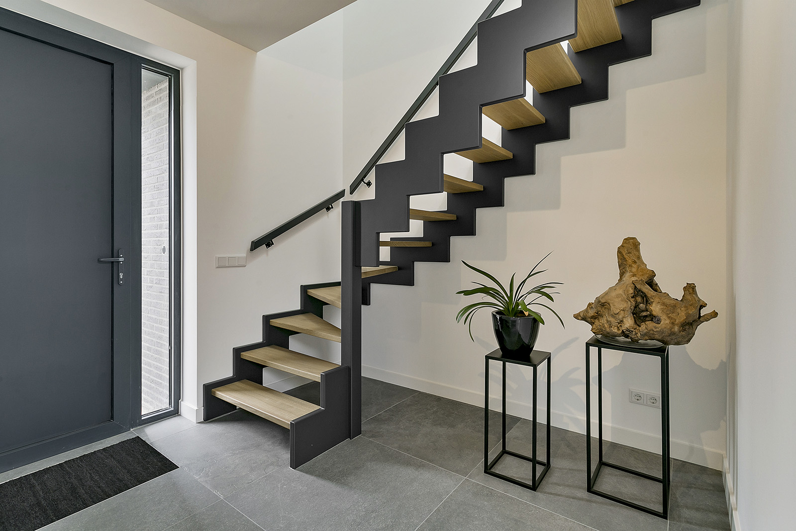 De trappenmaker voor nieuwe houten trappen optioneel met trapgat maken