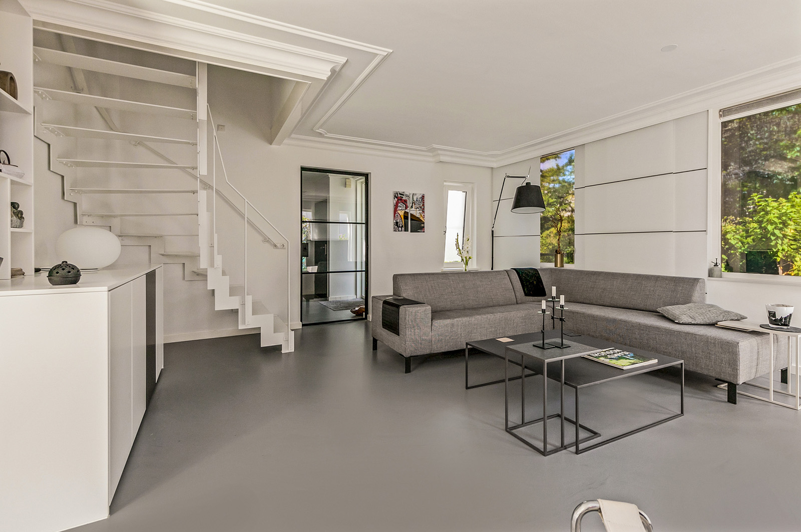 De trappenmaker voor nieuwe houten trappen optioneel met trapgat maken