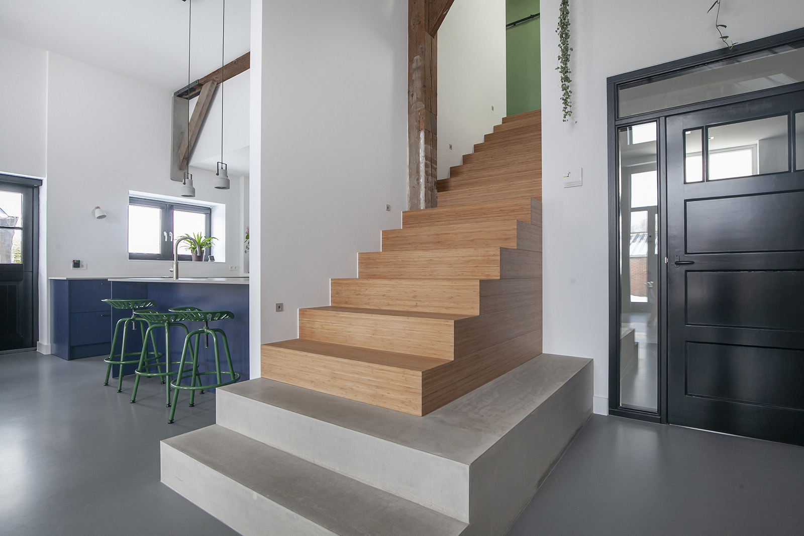 De trappenmaker voor nieuwe houten trappen optioneel met trapgat maken