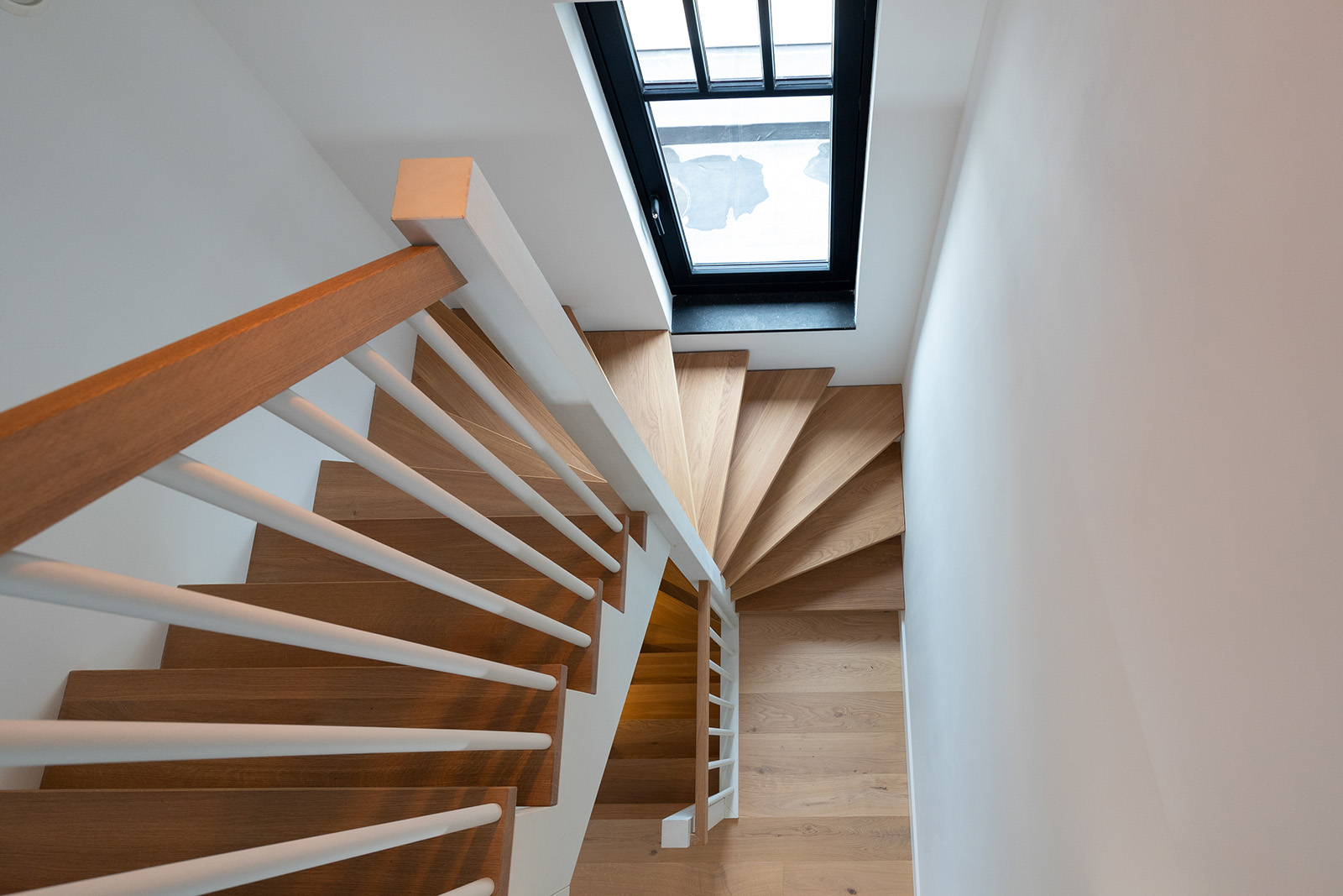 De trappenmaker voor nieuwe houten trappen optioneel met trapgat maken