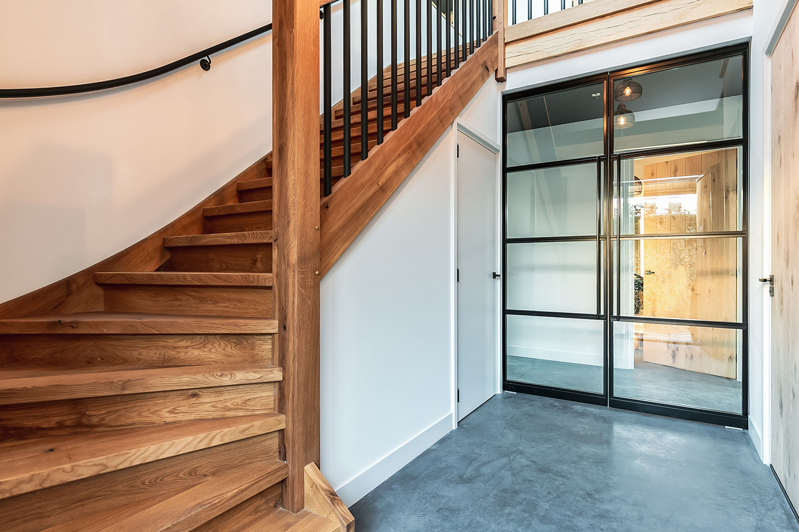 De trappenmaker voor nieuwe houten trappen optioneel met trapgat maken