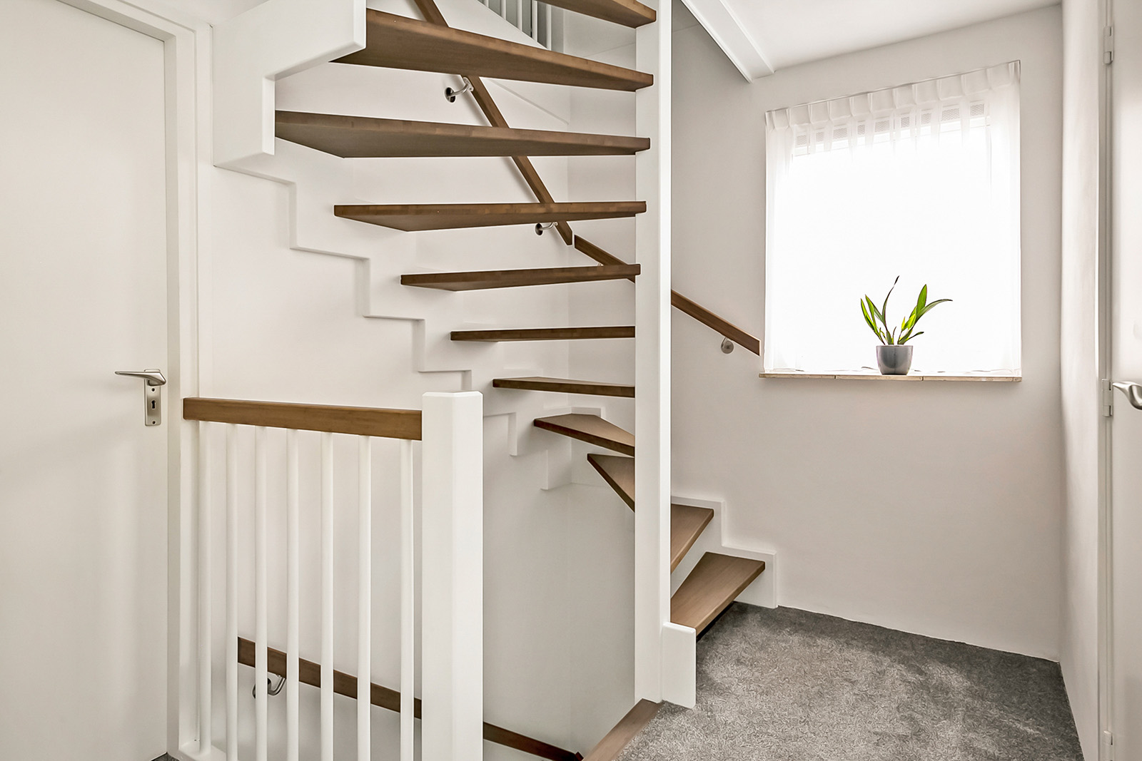 De trappenmaker voor nieuwe houten trappen optioneel met trapgat maken