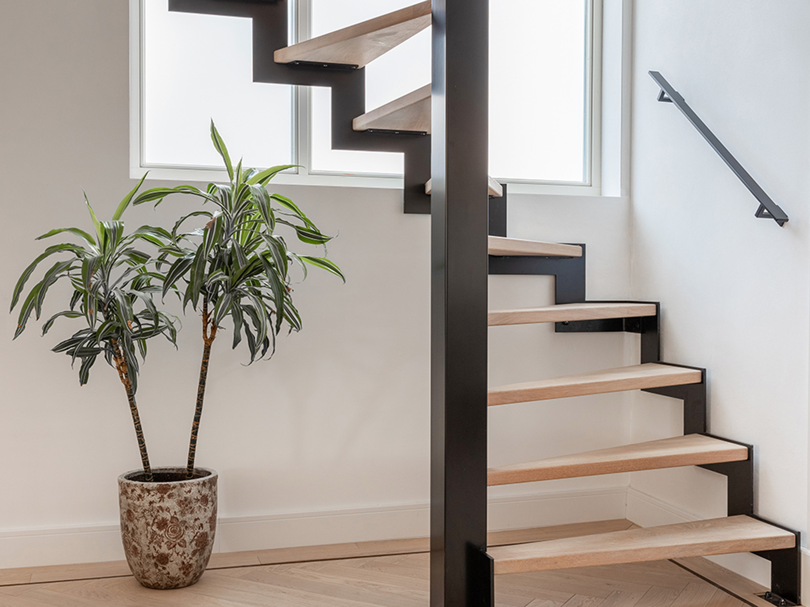 De trappenmaker voor nieuwe houten trappen optioneel met trapgat maken