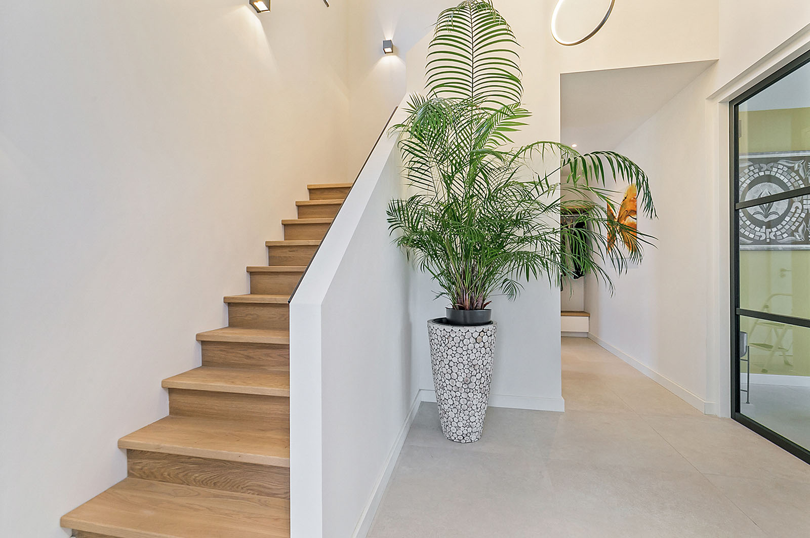 De trappenmaker voor nieuwe houten trappen optioneel met trapgat maken