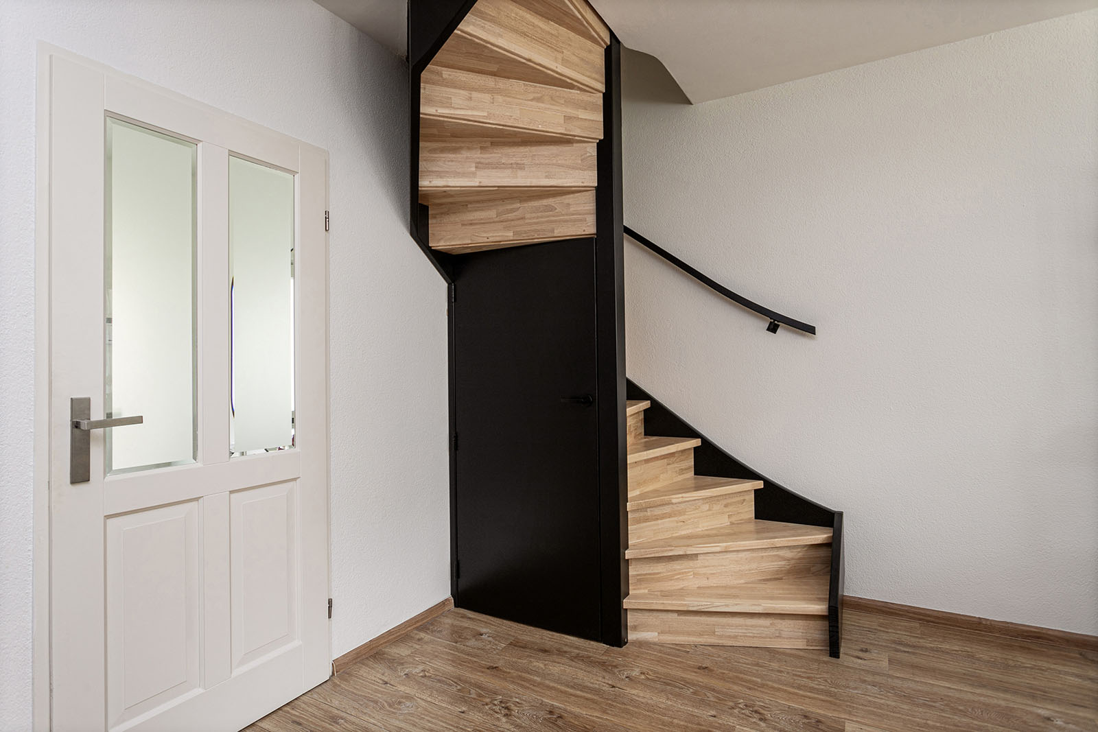 De trappenmaker voor nieuwe houten trappen optioneel met trapgat maken
